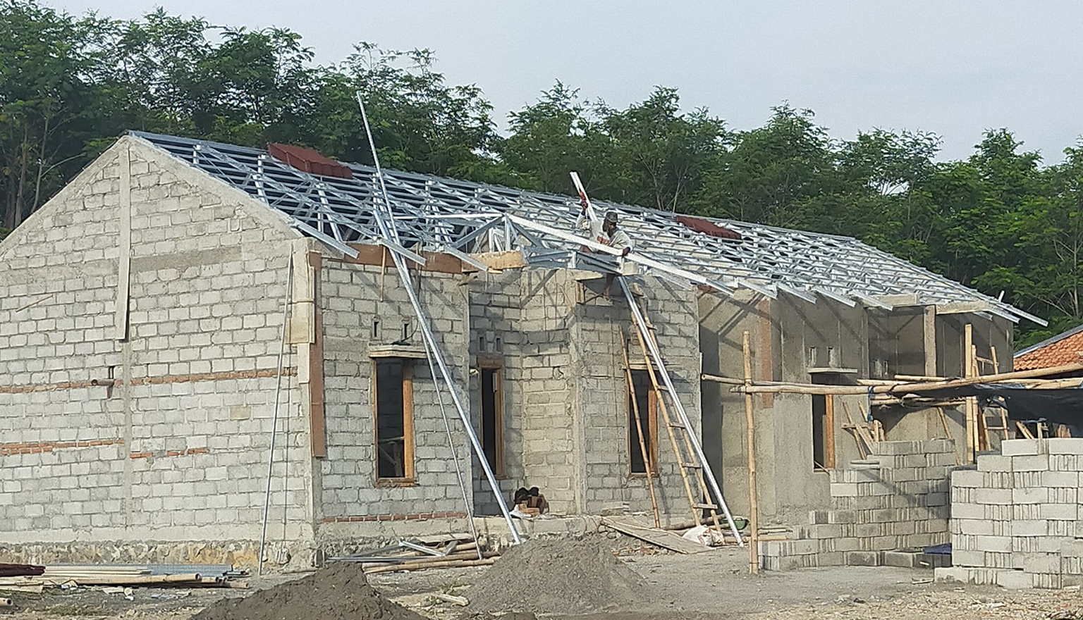 4 Jenis atap baja ringan yang umum dalam konstruksi